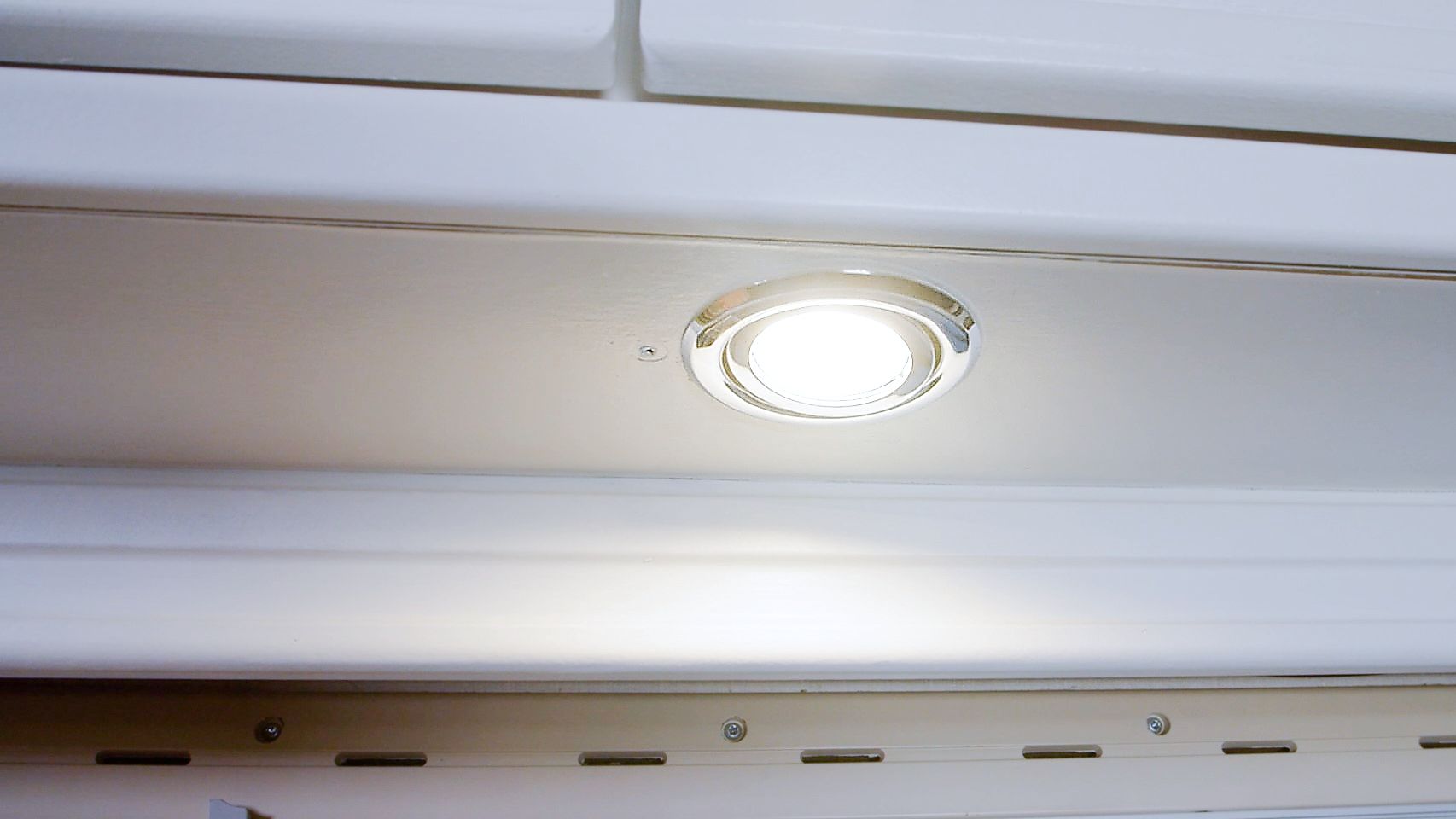 Zo kun je een nieuwe plafondspot monteren - NKC