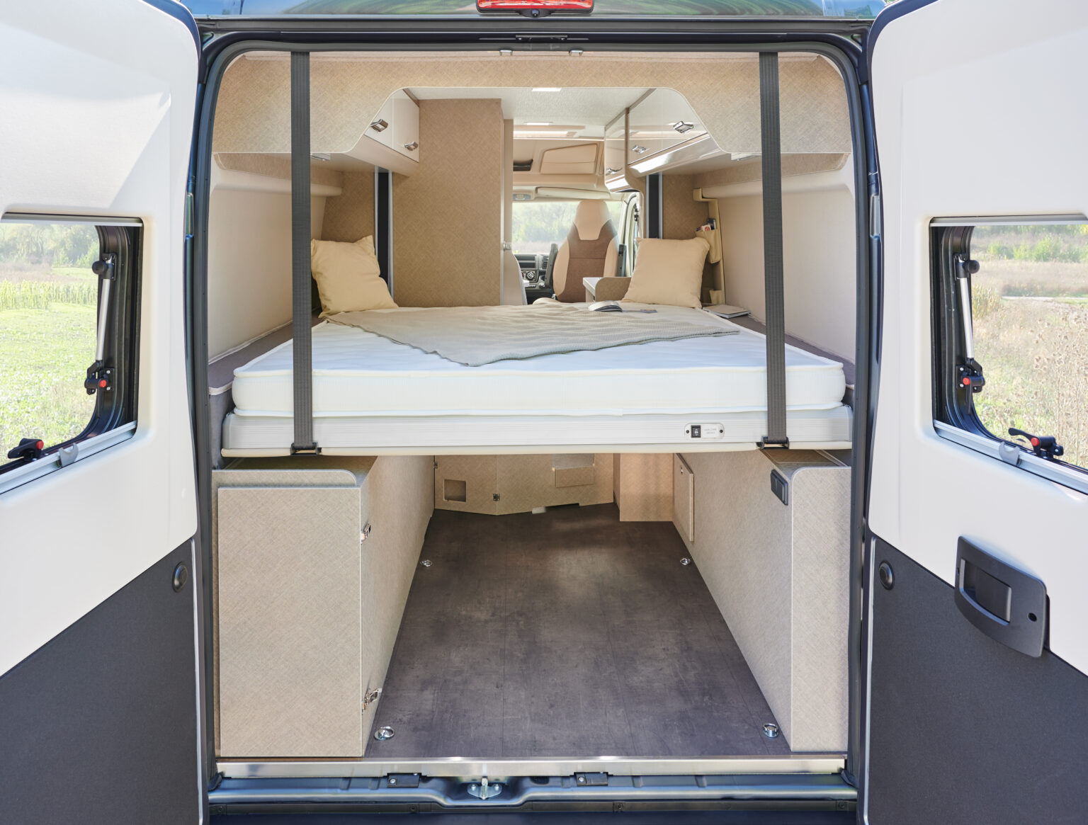 Karmann-Mobil Davis 610 LS: bergruimte onder bed - NKC