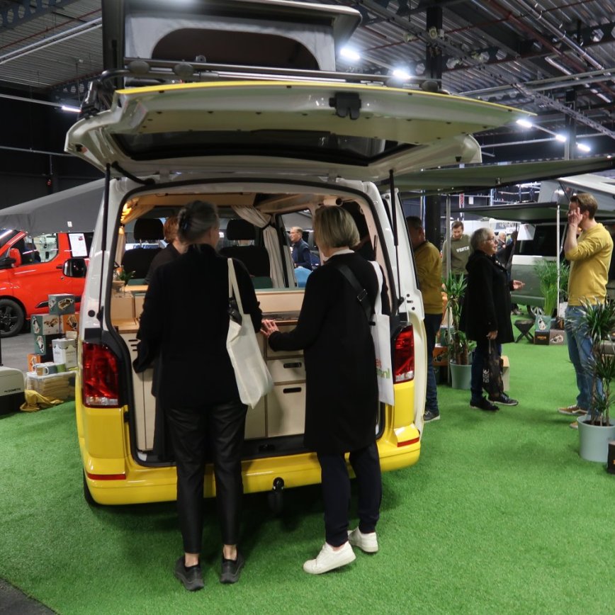 Campers kijken in Expo Houten - NKC